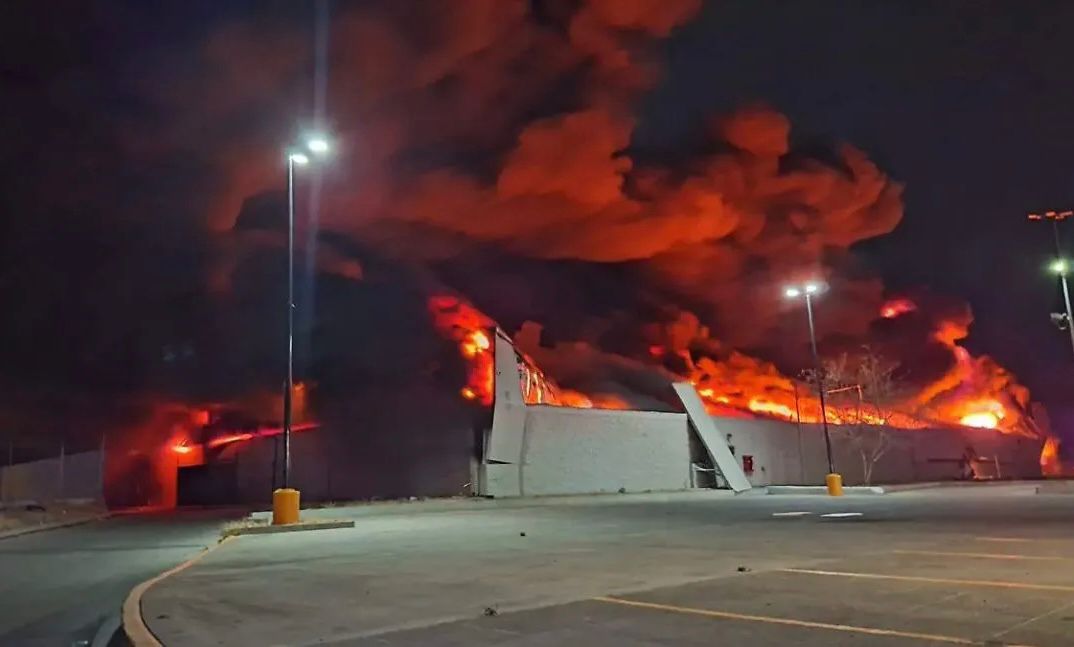 Peritaje en incendio de Walmart Delicias sigue en curso; aún se ...
